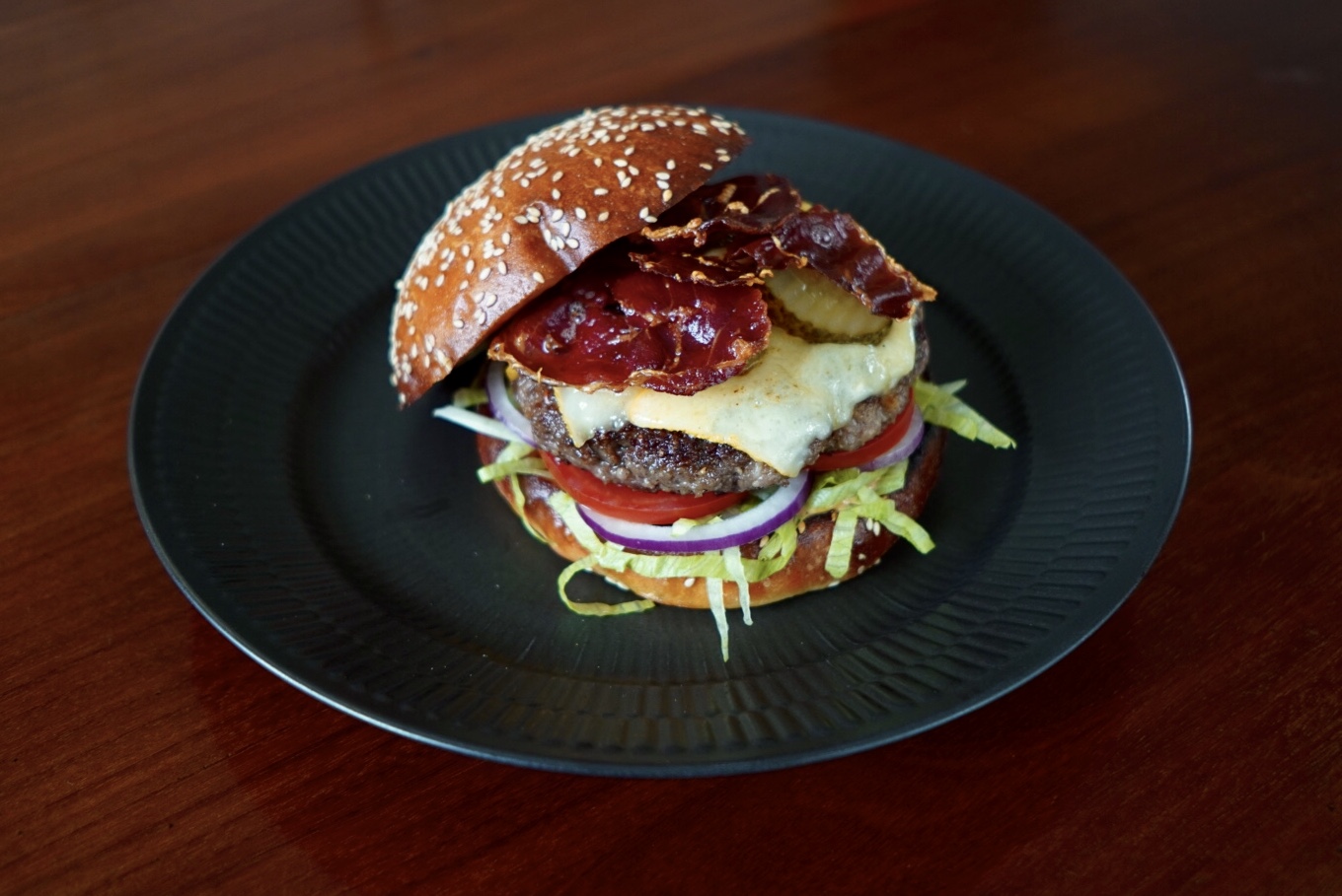 The Norwegian-American cheese burger with crisp Fenalår - SY Selkie