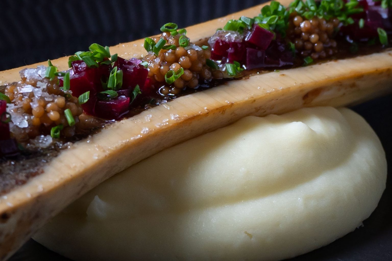 Smoked bone marrow, pickles & herbs on potato puré - SY Selkie